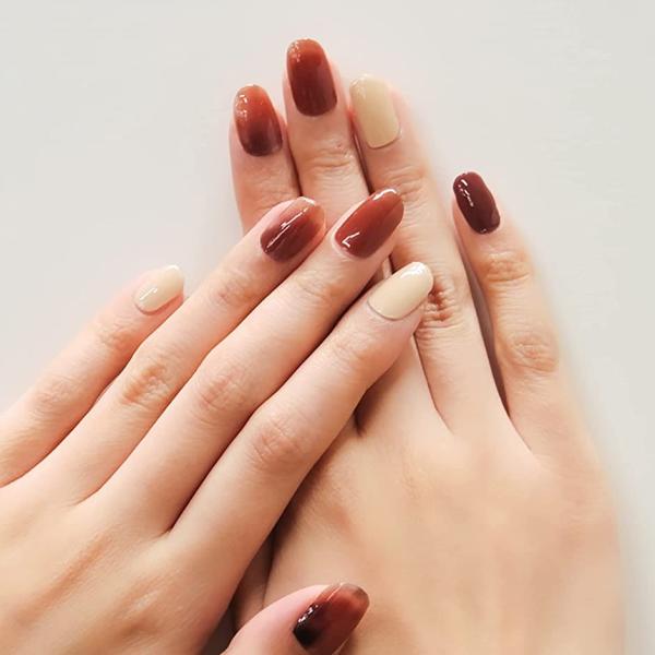 バリエーションコード : 2B4VRQ64GN・「初心者でも簡単」 シールの中から自分の爪に合ったサイズを探して貼り付けるだけ。UVライトを当てるのも60秒だからあっという間。 やわらかいシールタイプ浮くことなくピッタリ密着。初心者でも簡単...