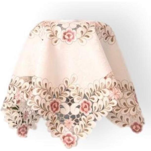 バリエーションコード : 2B6KLV5T5S・北欧風の光沢があり美しく上品な刺繍レースのテーブルクロスです。・お部屋に1枚あるだけで華やぎ気分が上がります。おうち時間をリッチに気持ちよく過ごしたい方にいかがでしょう。・テーブルクロスやサイ...