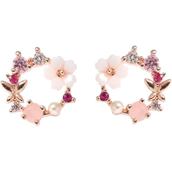 バリエーションコード : 2B6NPVHWCK・桜の花びらをモチーフにした、愛らしい雰囲気のイヤリング。華奢なキュービックジルコニアを散りばめた人気のデザインです。身に付けるだけで華やかな印象に。・耳たぶ裏側の止める部分のデザインはネジバネ...