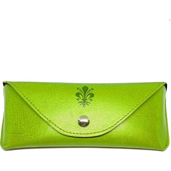 バリエーションコード : 2B4LX6F8KV「高級感あふれる、レザー調」 軽くキズが気になりにくい、レザー調の合成皮革を使用したソフトメガネケース。裏地はなめらかなスエード調生地を使用し、大切な眼鏡を守ります「収まりがよく、スリムなサイズ...