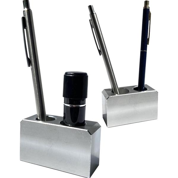 「シャチハタが立てられるサイズの 金属製 印鑑 ペンスタンド 」「 印鑑とペンなど2本用 」必要な物だけを見せる収納.. 底面にはクールなブランドロゴが入っています..「日本製」Made in Japan. 国内工場で一点一点丁寧にお作りし...