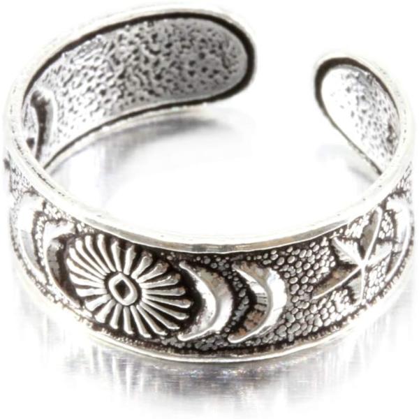 バリエーションコード : 2B8RQS5601メンズ用にデザインされたシンプルでかっこいいトゥリング。ビンテージ感溢れる燻しブラックが無骨な男性の足元にぴったりですリングの裏側まで模様が施された手の込んだ仕上がり。愛着の湧く一品です裸足やサ...