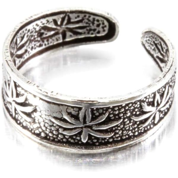 バリエーションコード : 2B8RQS5601メンズ用にデザインされたシンプルでかっこいいトゥリング。ビンテージ感溢れる燻しブラックが無骨な男性の足元にぴったりですリングの裏側まで模様が施された手の込んだ仕上がり。愛着の湧く一品です.裸足や...