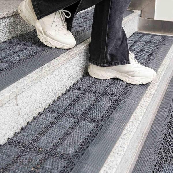 バリエーションコード : 2B90D14XNV優れた滑り止め効果: 段差やタイルの階段での転倒を防ぐ、安心して使用できる階段滑り止めマットです。特に雨や雪の影響を受けにくく、滑りにくい設計です。高品質な素材: 高品質のポリプロピレン+裏面-...