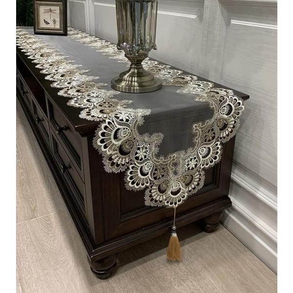 バリエーションコード : 2B90U4NG4N「華やかで上品な空間を演出」 繊細なレースと揺れるタッセルが、食卓に華やかさを添えます。特別な日のディナーや、普段使いにも、上品で優雅な雰囲気を演出したいときにぴったりです。「テーブルコーディネ...