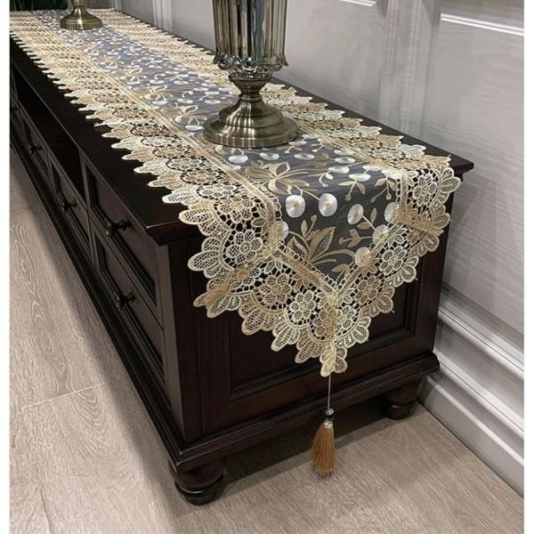 バリエーションコード : 2B90U4NG4N「華やかで上品な空間を演出」 繊細なレースと揺れるタッセルが、食卓に華やかさを添えます。特別な日のディナーや、普段使いにも、上品で優雅な雰囲気を演出したいときにぴったりです。「テーブルコーディネ...