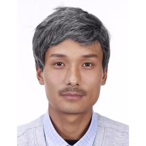 白髪混じりのフルウィッグ/かつらです。人工毛で約１０ｃｍの長さです。サイドのゴムバンドフックをループに引っ掛けて調整します。初心者の方でも簡単に被れるタイプです。「サイズ」前側：約１０ｃｍ、後ろ側：約１７ｃｍ 、「付属品」ウィッグネット付き