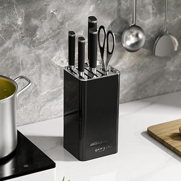 バリエーションコード : 2B92CQT1V2「多用途対応」5本の包丁と調理バサミ専用穴を備えた包丁立てで、キッチンを整理整頓。「高品質素材」耐久性に優れたPET+シリコン素材に上部メッキ加工を施し、美しさと機能性を兼ね備えた一品。「スタイ...