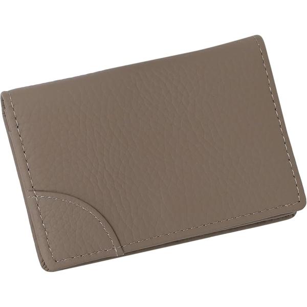 バリエーションコード : 2B939VI0TT厳選された牛革を使用した名刺入れ。細部まで行き届いた品質管理により、長く愛用できる耐久性と美しさを兼ね備えています。薄型でコンパクトな名刺入れです。ポケットにすっきり収まるサイズ感で、スマートな...