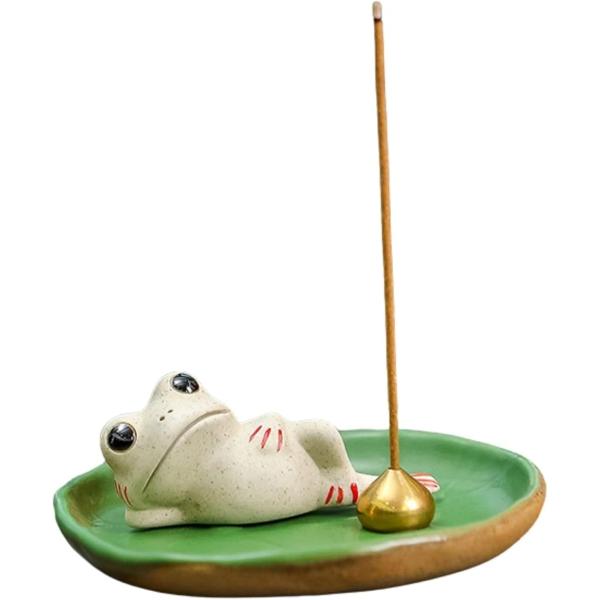 バリエーションコード : 2B9WS2T3UX縁起の良い白いカエルの線香立てセット: 幸運や金運を象徴する白いカエルと金色のお香立て、葉っぱ型の香皿の3点セットです。かえるは、「カエル」と「帰る」の言葉遊びで、無事に帰るやお金が戻ることを意...