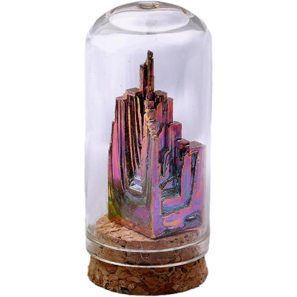 バリエーションコード : 2BJO3CTUOW元素番号83の金属元素ビスマス(Bismuth)の単体の結晶です。ガラスケース付きでお届けします。美しいレアメタル。表面の虹色は、再結晶の際に酸素と反応してできた酸化膜によるものです。不思議な結...