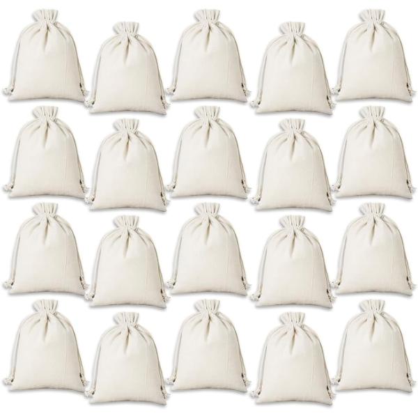 バリエーションコード : 2B94QT9CHD「シンプルな巾着袋」コットン製の巾着袋20枚セットです。使いやすいオフホワイト・無地タイプ。手頃なサイズ感の20x15センチサイズで小物の整理やギフトラッピングにお使いいただけます。「小物・雑貨...