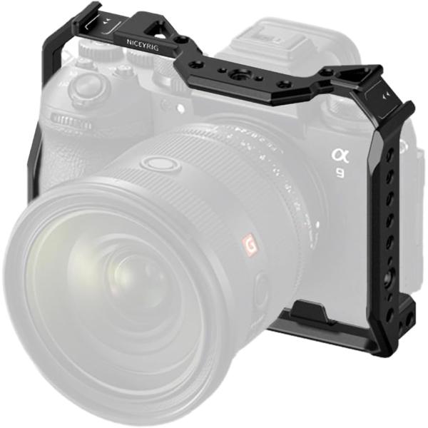 ［ A9 III 専用 ］ ケージでカメラを潜在的な損傷から保護してください。リグ用のさまざまな取り付けオプションを提供します。マイクやモニター、照明装置などを取り付けることができます。NICEYRIG 582 カメラケージは、スロット、フ...