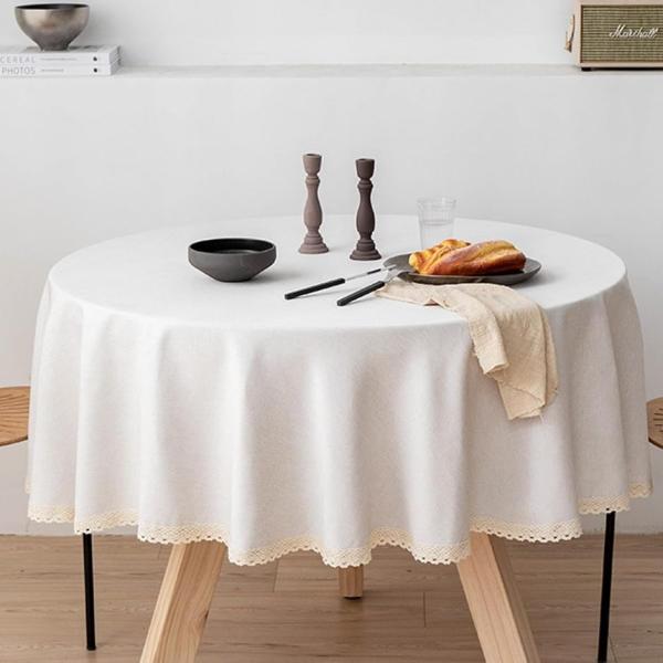 バリエーションコード : 2B98RKOSX4高機能なテーブルクロスが登場しました。防水・防油機能と裾のエレガントなレースが特徴のこのテーブルクロスは、お部屋に自然な温かみを添えます。「防水・防油機能でお手入れも簡単」食事中のこぼしや油汚れ...