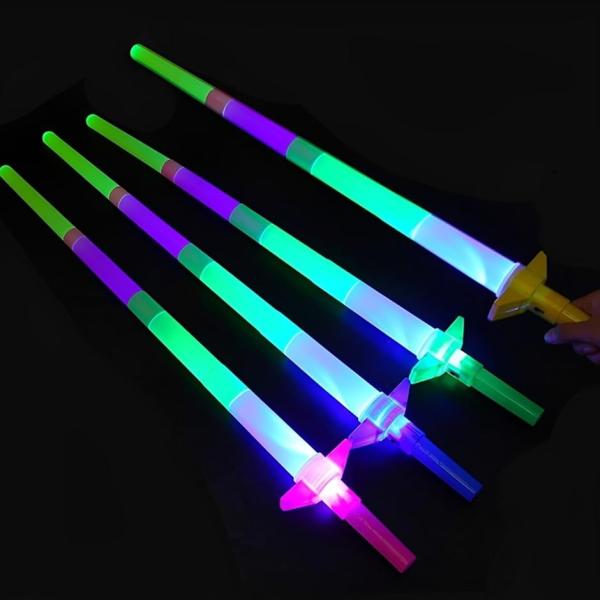 バリエーションコード : 2B99Q52GJ9「光る剣 光るおもちゃ」 「伸びる光る剣」は、夏祭りや縁日、ハロウィン、クリスマスなど様々なイベントで大活躍する電池式のおもちゃです。ボタンひとつで剣が光り、夜のイベントでも目立ちます。「伸びる...