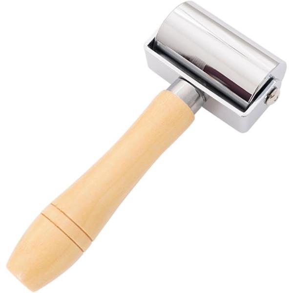 バリエーションコード : 2B9VC0QX54「転がすだけで簡単圧着」皮製品の接着や加工に最適な圧着ローラー。ヘリ返しや貼り合わせなどの作業が、ローラーを転がすだけでムラなく仕上がります。手軽にプロのような仕上がりを実現できます。「内装作業...