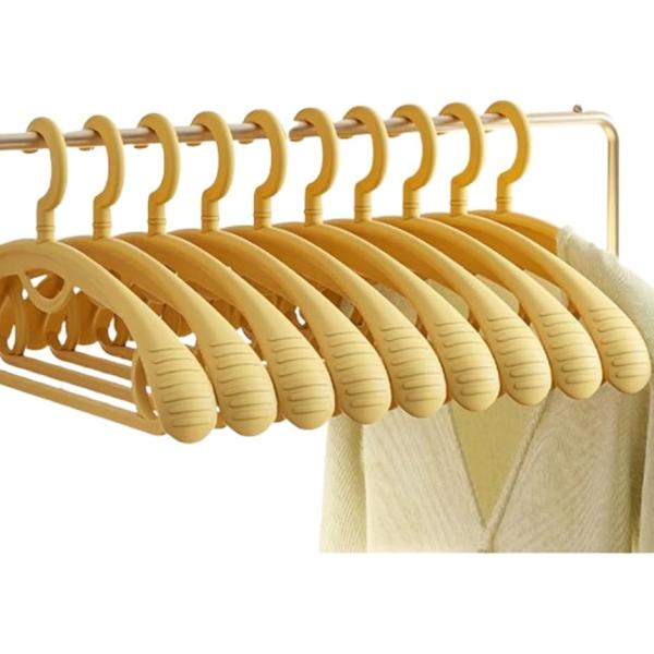 バリエーションコード : 2B9CX9W4T0「滑り止め付きハンガー」 肩部分には滑り止め用の凹凸が付いています。中央から端にかけて徐々に幅が広がっているデザインのため、衣類の型崩れを防ぐのに役立つハンガーです。「フックは360度回転」 上...