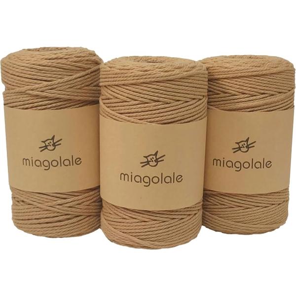 マクラメクラフト用のロープ3巻セットです。風合いがよく柔らかな手触りのコットンを使用しています。太さは扱いやすいといわれる直径3ミリ。長さは１巻が200メートル。タペストリー、バッグ、アクセサリー、ガーランド、プラントハンガーなどいろいろな...