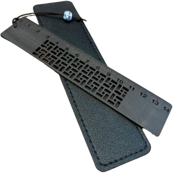 「商品特徴」職人により一つ一つ丁寧に作られた木製定規になります。「高級感」落ち着いた高級感のある木製デザインを採用。魅せる大人のさりげないこだわりを演出できます。「天然素材」天然の木材を1つ1つ丁寧に加工した商品となります。木目や木材の色、...