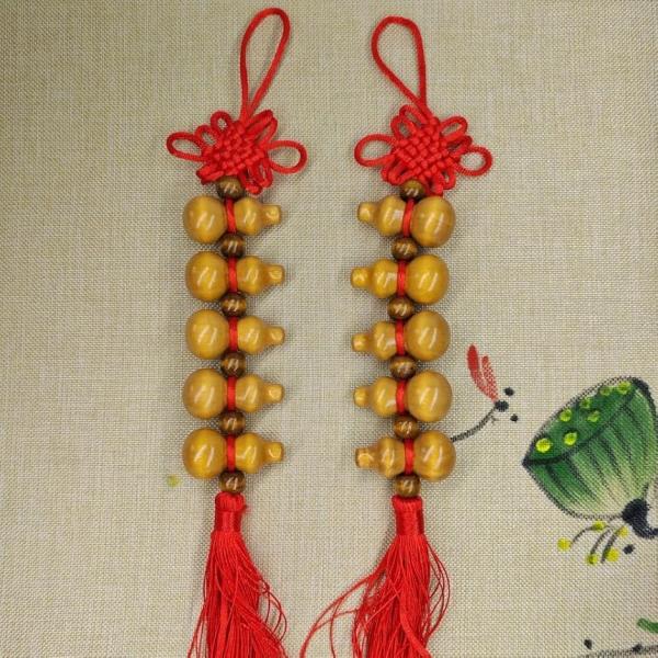 デザイン: 伝統的な中国風の装飾品で、赤い結び目と木製のひょうたんを組み合わせた優美なデザインセット内容: 2個セットの飾り物で、それぞれ5つの木製ひょうたんと豪華な赤いタッセルで構成素材構成: 天然木製のひょうたんと高品質な赤い糸で作られ...