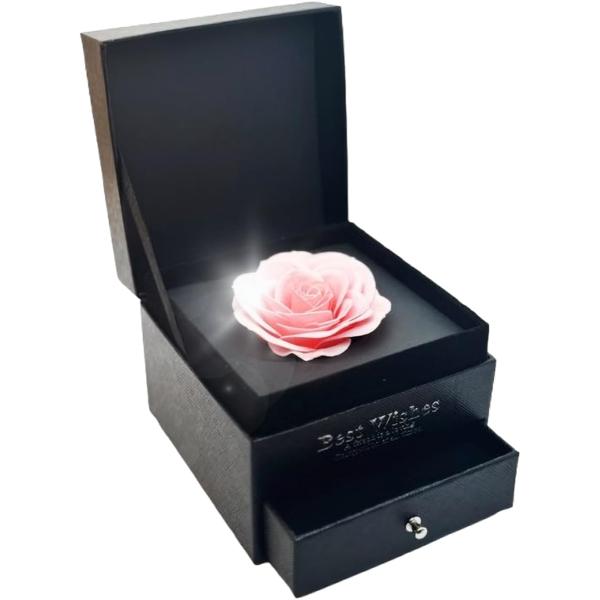 バリエーションコード : 2B9NS8D48N「鑑賞用・プレゼントに」薔薇の生花と変わらない大きさでプリザーブドフラワーやドライフラワーと異なり、花びら一枚一枚が華やかな香りのする石鹸素材で作られているため枯れることがなく、観賞用・ギフト・...