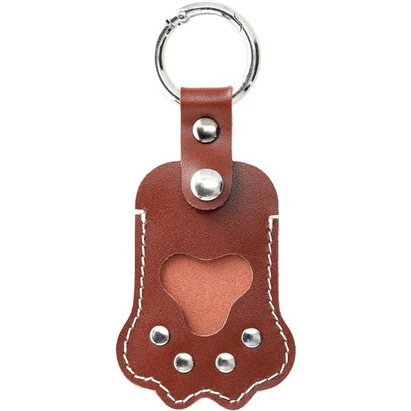 「愛するペットを、いつまでも身近に感じてほしい。」 MEUMOTTO遺毛ストラップは、大切な家族の一員だったペットの毛を、いつでもどこへでも連れて行けるように作られました。高品質な本革に包まれた肉球型のデザインは、まるでペットがあなたのそば...