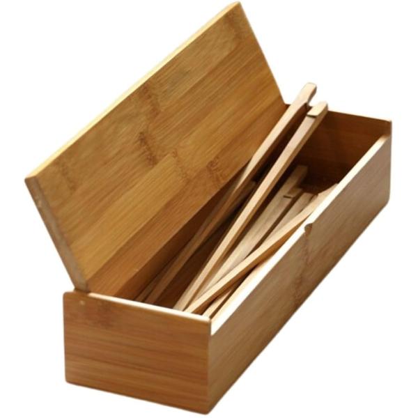 「竹製のカトラリーケース」このカトラリーケースは、箸、スプーン、フォークを4セット収納できるたっぷりとしたスペースを持っています。竹でできているため、木製のケースに比べて水に強く、メンテナンスが楽々です。また、蓋が付いているので、埃や汚れか...