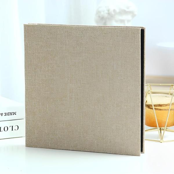 バリエーションコード : 2B9QSYKN9D「便利な貼るタイプ」粘着性のあるフリー台紙となっており、貼るだけで写真を挟むことができます。どんなサイズの写真にも対応し、レイアウトも自由自在。空いたスペースにメモやシールなどを挟むことも可能。...