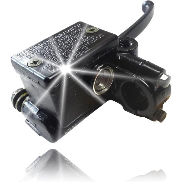 汎用品でオーソドックスなヤマハ用 フロントブレーキマスターシリンダーです。フロントブレーキマスターシリンダーとブレーキレバー 、ブレーキスイッチ 一式のセットです。純正部品と同等の品質で格安に補修 。経年変化や劣化によるブレーキオイル漏れや...