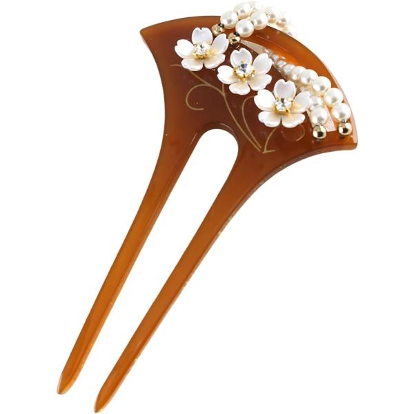 バリエーションコード : 2B9SCJQ23G「上品な桜とパールのバチ型簪」日本の伝統美とモダンデザインが融合したバチ型かんざしの上で立体的な桜の花びらが風に舞う事をイメージした簪は、春の訪れを感じさせるとともに、優雅で女性らしい雰囲気を演...