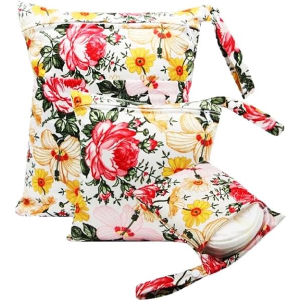 バリエーションコード : 2B9T3SU4CY大中小3つのサイズが1つのセットになったポリエステル製防水おむつポーチ3点セットです。A・B・C・D4つの柄からお選びいただけます。ポリエステル製防水加工で汚れにくく、洗濯機で洗えるのでお手入れ...