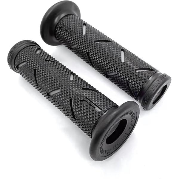 バリエーションコード : 2B9V4U8HGK「商品概要」 高品質シリコン素材を使用したバイクグリップです。優れた耐久性と快適な握り心地を実現し、長時間のライディングでも疲れにくい設計となっています。様々なバイクに対応する汎用性の高いグリッ...