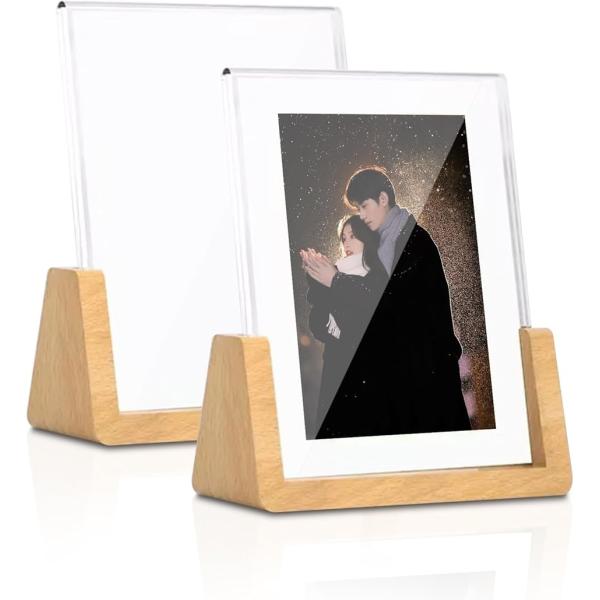 「商品詳細」2個セット、写真サイズ：縦152mm、横102mm。＊傷防止フィルムが付いておりますので、剥がしてからお使いください。「高品質アクリル」この写真ホルダーは高品質のより厚いアクリルを採用し、丈夫でありながら透明感もあり写真をより引...