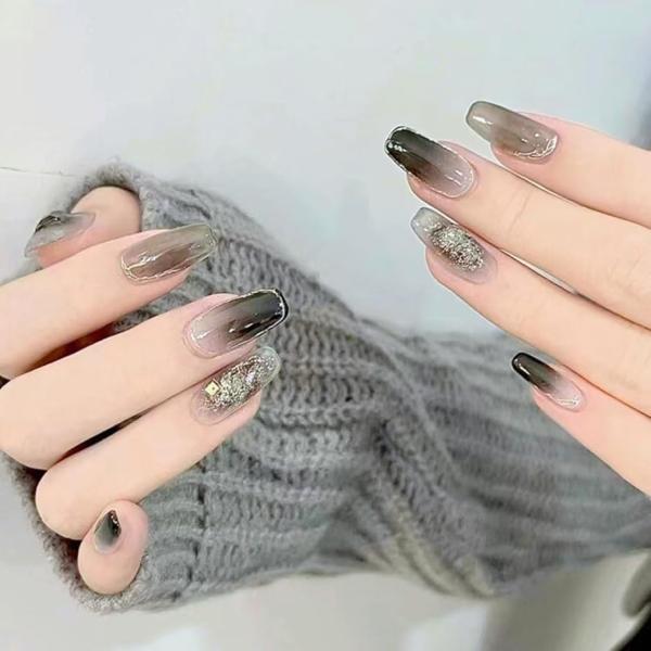 バリエーションコード : 2BJ05UQV01指先が鮮やか、可憐、華やかに彩られます。ショートタイプで普段使いに最適です。短めで自然な印象かつ、さりげなさが好印象。多彩なバリエーションで「きれいめ」から「かわいい」まで揃っています。「スクエ...