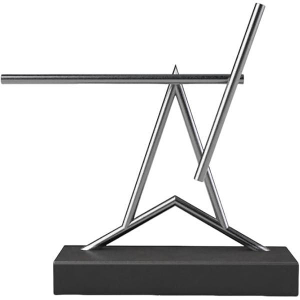 バリエーションコード : 2BJCV00OF6「トライアングル型の卓上モビール」おしゃれでスタイリッシュなデザインのトライアングル型の卓上モビールです。幾何学的で不規則な振り子の動きが空間をおしゃれに仕上げます。「半永久的に動き続けます」単...