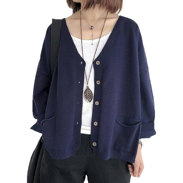 バリエーションコード : 2B2UG8JPHK程よい抜け感とゆるっとしたフォルムが可愛いVネックカーディガン。深めのVネックが顔周りをスッキリして見せ小顔見せも。春秋冬は勿論、夏の冷房の効いたオフィスの冷房対策としての羽織としても活躍します...