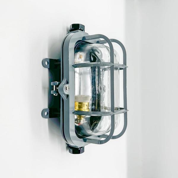 バリエーションコード : 2B9U2LNXS5「商品仕様」材質：メタル ガラス サイズ:14cmx15cmx26cm　電球口金：E26（電球は別売り）　電球型：白熱電球、蛍光灯、LEDに対応できますレトロとモダンを融合させたこのレトロ産業風...