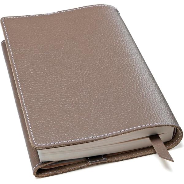 バリエーションコード : 2BJGU5PN3L「読書時間にトキメキを」小説やラノベなどお気に入りの本を入れて持ち歩ける文庫本サイズのブックカバー。レザーソムリエが監修したしっとりと手になじむ牛本革シュリンクレザー（シボ革）で出来ており、読書...