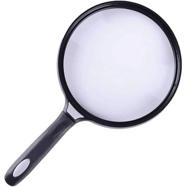 1レンズサイズ130mmの特大サイズの拡大鏡です。大きなレンズで広い範囲を拡大することができます。滑りにくく持ちやすいゴム製のハンドルで、指にフィットするグリップデザインとなっています。倍率2.5倍で新聞や図面などの細かな文字をはっきり見る...