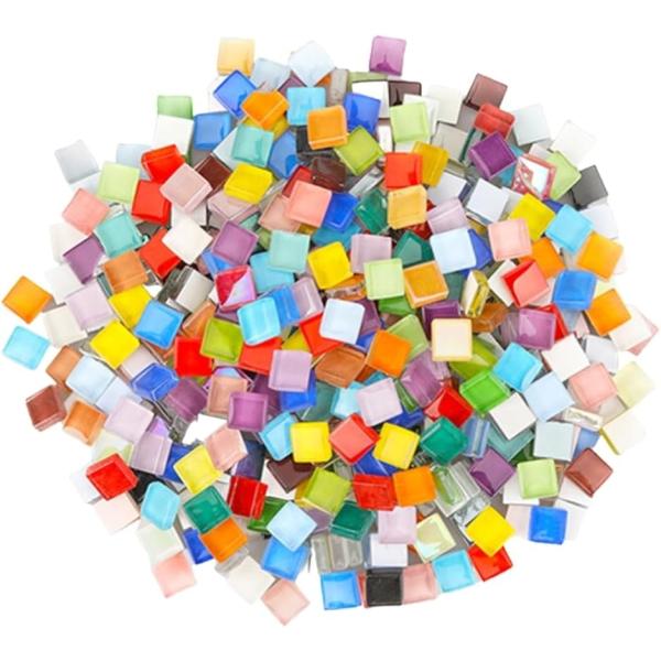 バリエーションコード : 2B9TP9H1CW「カラフルで美しい」豊富なカラーバリエーションのガラスモザイクタイルをワンパッケージにした商品です。明度が高く澄んだ色がランダムに袋詰されています。やわらかくて軽やかな印象で、明るい雰囲気が伝わ...