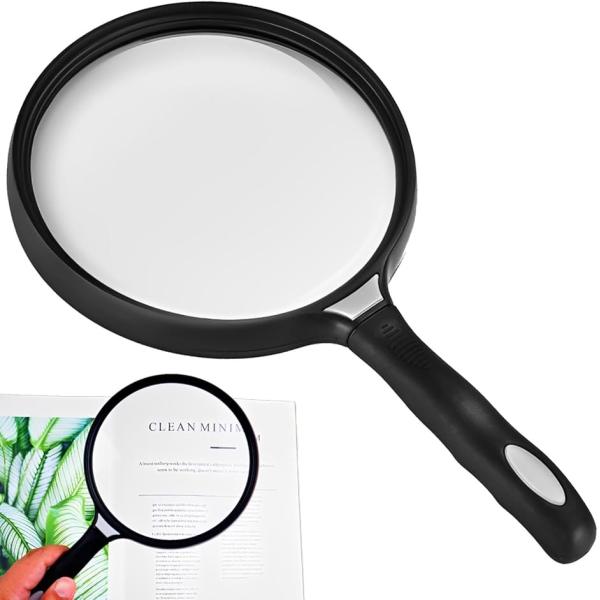 「便利な特大サイズ」大きなレンズでとても見やすく、小さなお子様からご年配の方まで幅広く使える大型サイズの虫眼鏡です。レンズはアクリル製なので軽くて割れにくく、持ち運びたい時にも非常に便利です。「握りやすいハンドル」ハンドル部分は滑りにくいゴ...