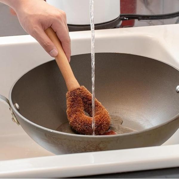 角度のついたフライパン用たわし：L字型に近い角度がついた持ち手付きのたわしです。ブラシには角度がついており、フライパンや鍋の底部分との設置面積が増えてしっかりとこすり洗いできます。鉄製フライパンを大切に育てるために洗剤が使えず、効率よく汚れ...