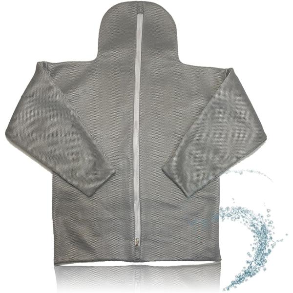 バリエーションコード : 2BJOJTI98W「アウトドアで使用するレインウェアの性能維持に必要な洗濯ネット」レインウェア洗濯の新常識：レインウェアの形状に合わせたレインランドリーネットは、生地全体の汚れを洗浄し、洗剤残りも防ぎます。クッシ...