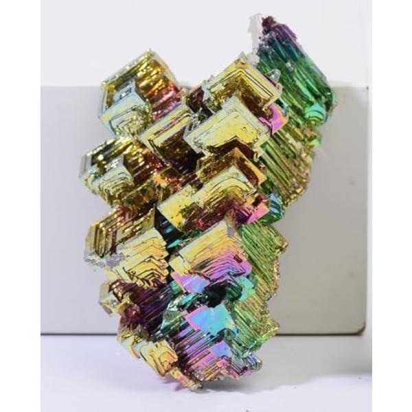 バリエーションコード : 2BJO3CTUOW元素番号83の金属元素ビスマス(Bismuth)の単体の結晶です美しいレアメタル。表面の虹色は、再結晶の際に酸素と反応してできた酸化膜によるものです。不思議な結晶の形と色彩、 玉虫のような光沢や...