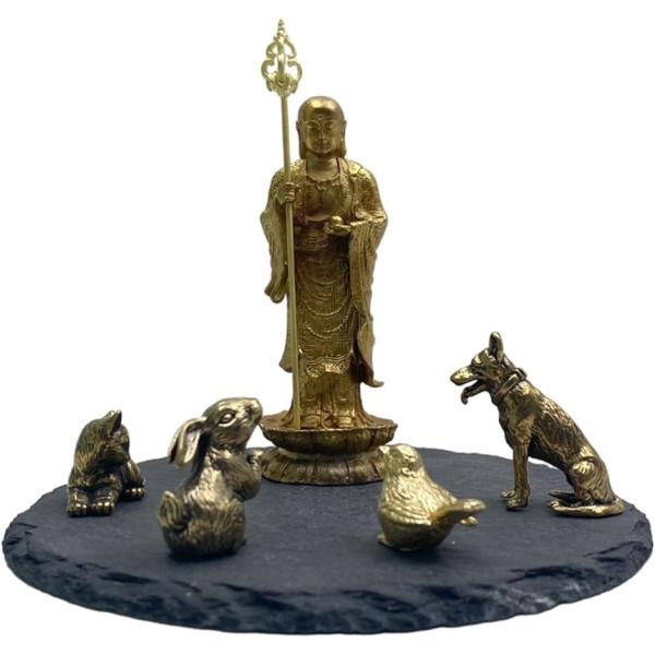 「ペット地蔵菩薩セット」大切なペットの供養の為に。ペット達を見守る地蔵菩薩の周りには犬、猫、兎、鳥がちょこんと佇み、地蔵菩薩を見上げています。省スペースでも設置出来るのでお仏壇の空いたスペースにはもちろん、お仏壇の無いお家や賃貸でもお使いい...