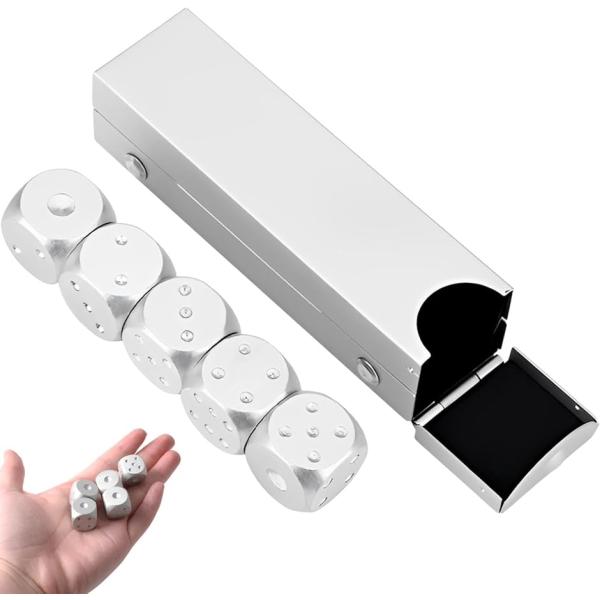 「アルミニウム製」高級感がありゴージャスな雰囲気を楽しむことのできる、アルミニウム製のサイコロセットです。ひんやりとした触り心地のいい質感で、いつもと違ったリッチな気分を味わうことができます。「専用ケース入り」5つのサイコロが入る専用ケース...