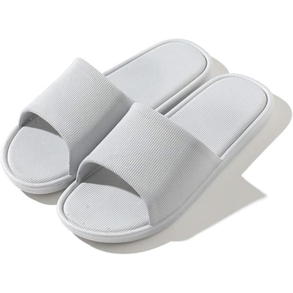 バリエーションコード : 2B9WPCXC3Cモノトーンがシンプルでスタイリッシュな防水仕様のルームシューズ。汚れも洗えばすぐに落とせます。クッション性に優れたストレスフリーな履き心地防水だからベランダで植物の水やりや洗濯物を干したり、浴室...