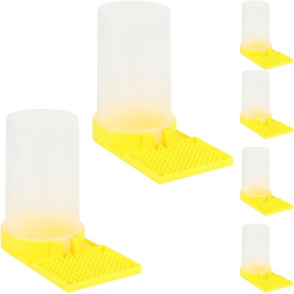 バリエーションコード : 2BJRGPQQ8U「季節問わず元気なミツバチへ」蜜源植物が少なくなる夏・冬などに砂糖水を入れてミツバチに栄養を与える給餌器。半透明なカップなので残量が一目で分かりやすく、給水皿に自動で水が補充される仕組みです。「...