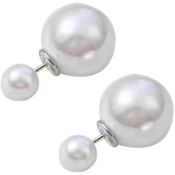 両耳用２つ入り 大小 パールタイプピアスサイズ：パール大1.7cm径 / パール小：0.7cm径デザイン：大小パールを耳に挟み込み着用するタイプです。小パールにポストが付いており、大パールに差し込むかたちで装着します。便利な2wayタイプ：...