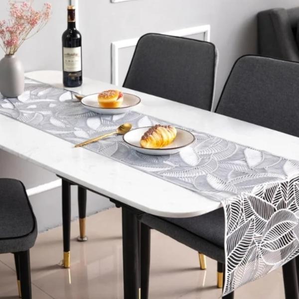 バリエーションコード : 2BJSYFOSQT商品内容：テーブルランナー 1枚サイズ：長さ180cm幅35cmカラー：ゴールド/シルバー素材：PVC（ポリ塩化ビニル）食卓を彩るリーフデザインの透かし仕様のテーブルランナー＊お鍋など直接高温の...